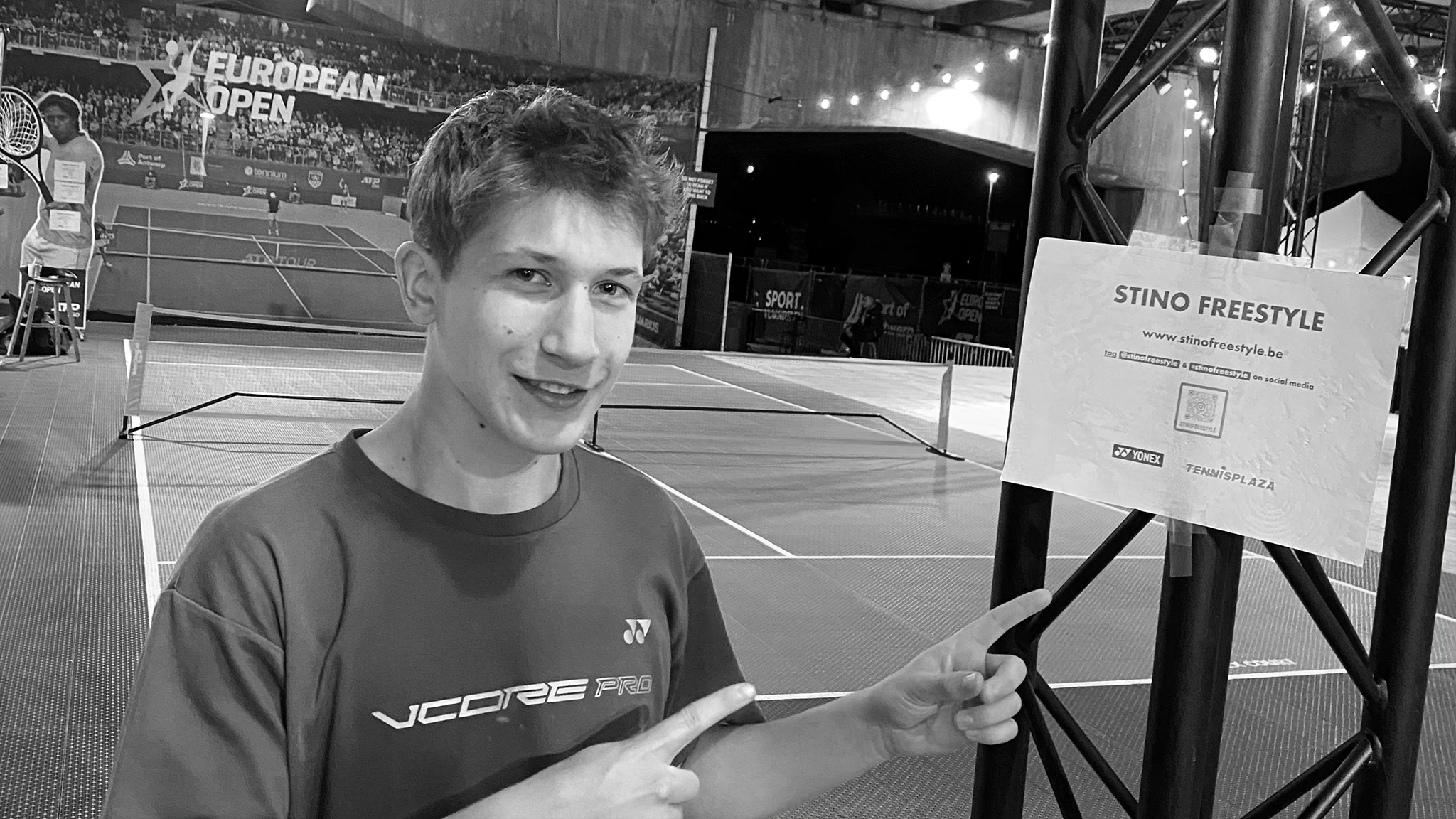 Stijn Online | Tennis trick shots met Stino Freestyle